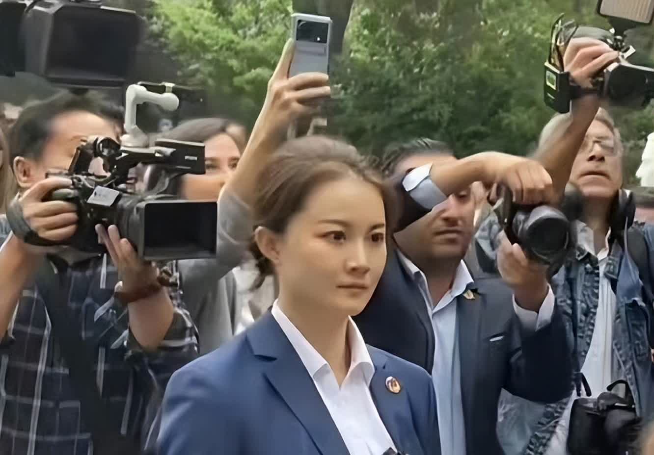 The escort of the Syrian lady became an internet celebrity, attracting ...