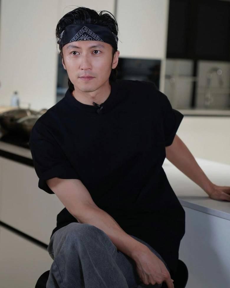 Nicholas Tse is getting more and more stylish, sitting alone at the ...