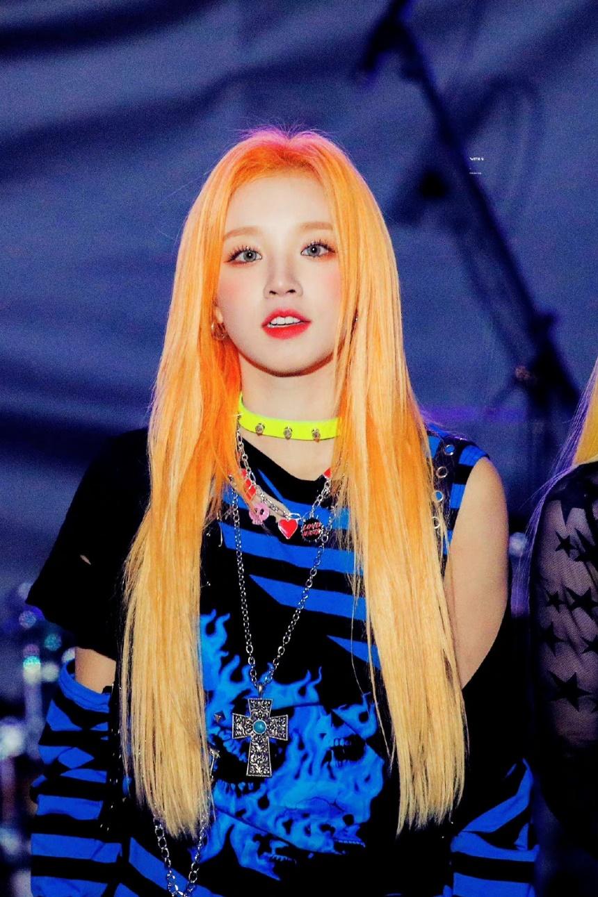 Song Yuqi serves as the sole MC of Korean variety shows, with a sturdy ...