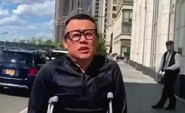 Zhou Libo, whose whereabouts are unknown, can only walk on crutches due ...