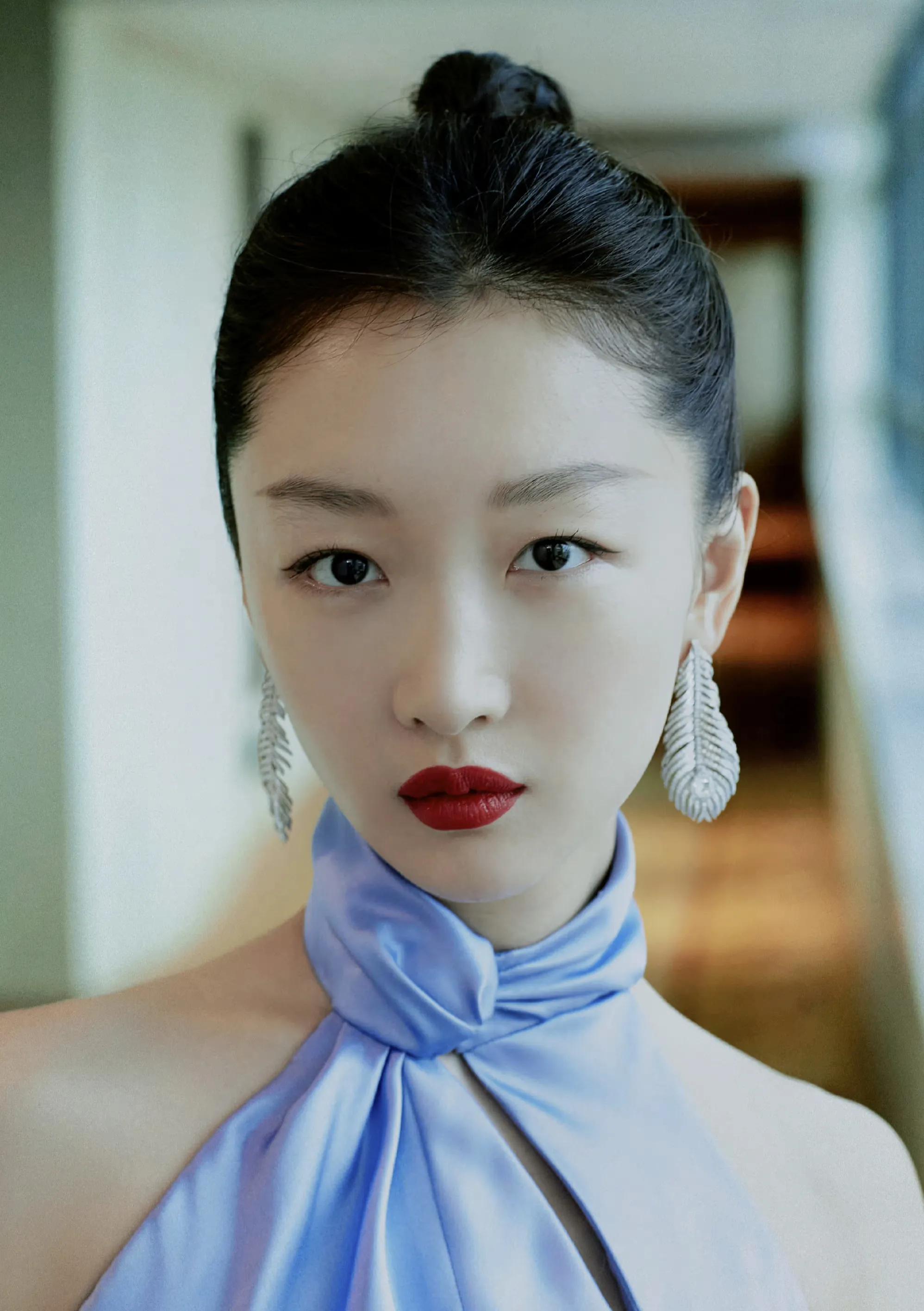 Actress Zhou Dongyu's fashion photo: beautiful and beautiful ...