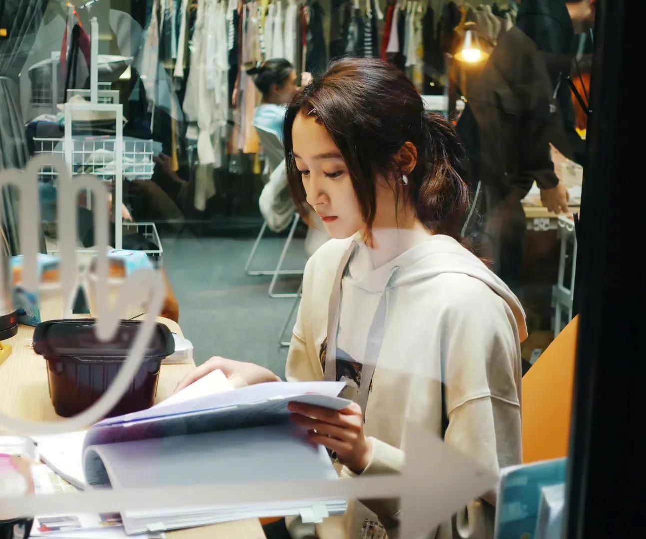 Guan Xiaotong's recent outfits - iNEWS