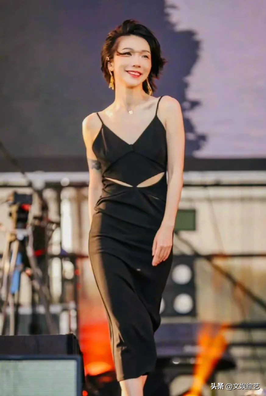Liu Lianmei went out of the circle and let herself go in a suspender ...