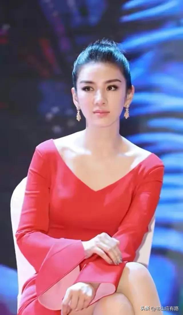 Huang Yi: Sexy and enchanting, beautiful from head to toe - iNEWS