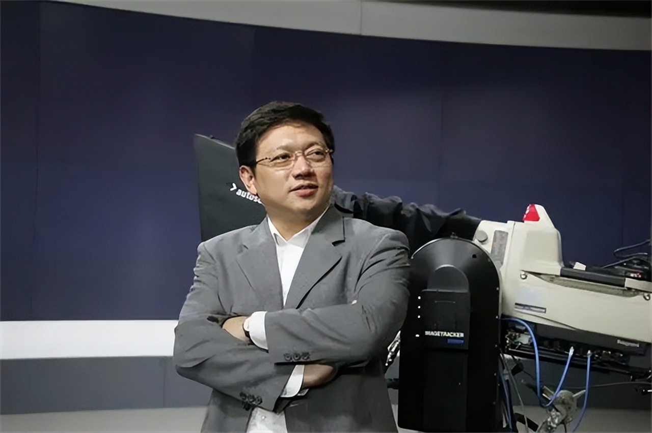 Luo Xin of Dragon TV is famous for hosting "One in a Hundred". Who is ...