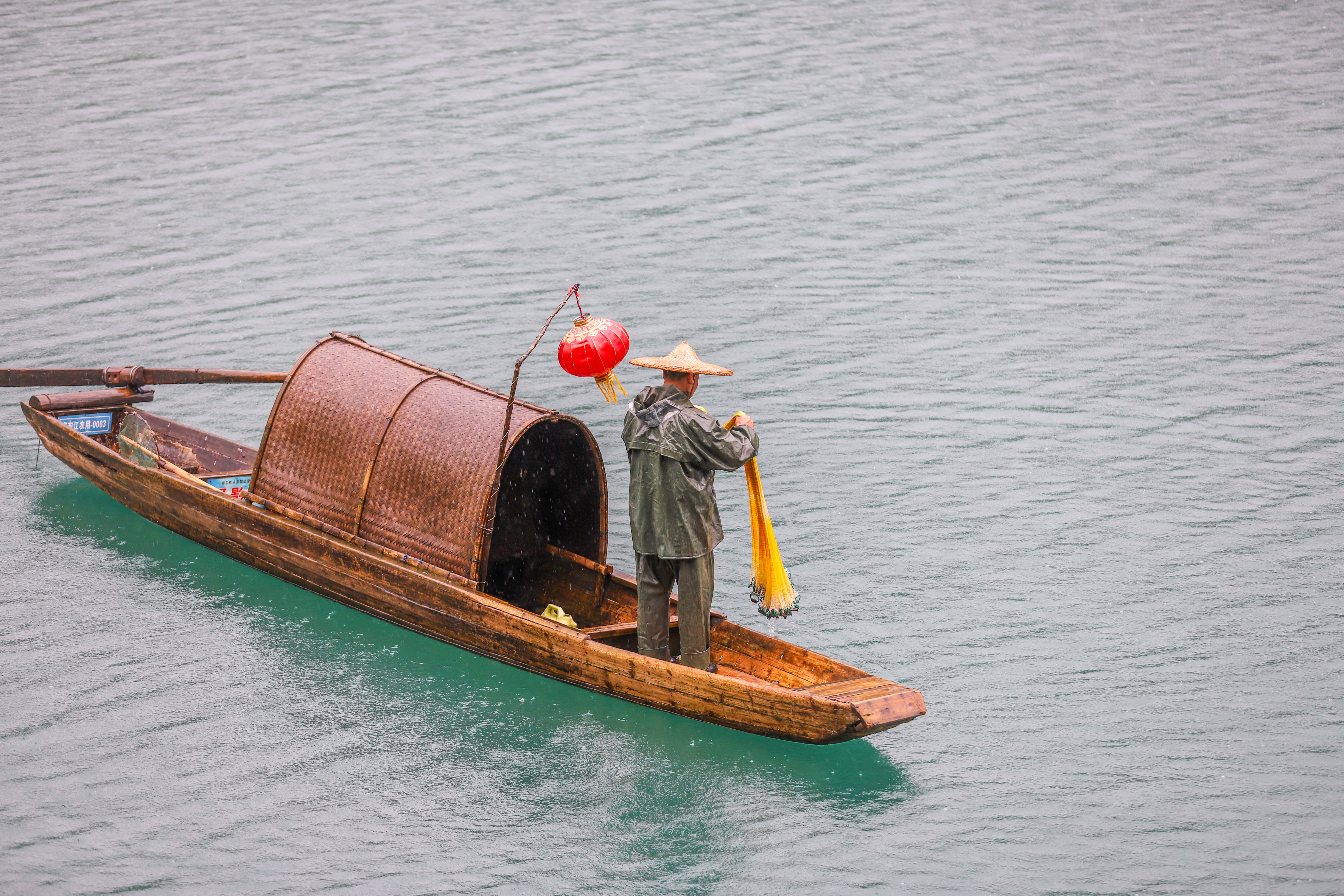 Punch in Chenzhou Dongjiang Lake, surrounded by clouds and mist, the ...