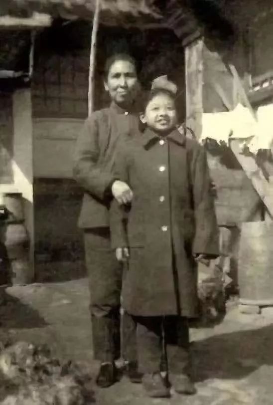 Why does Han Hong with such "low EQ" have a good relationship with Dong ...