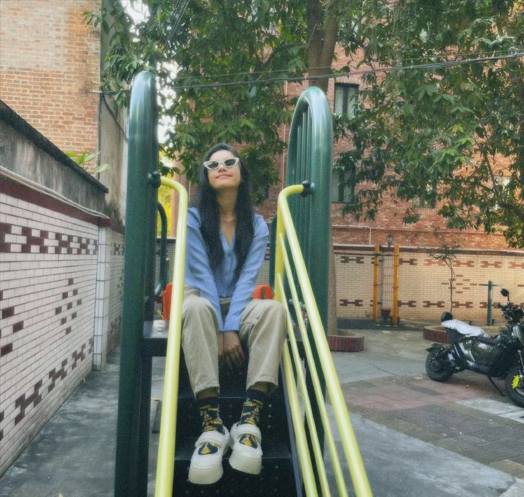 Zhang Jingyi takes photos of her life, wearing a blue knitted cardigan ...