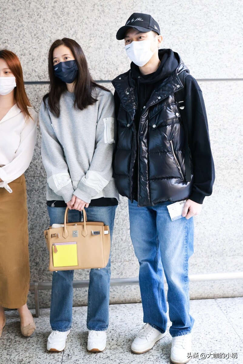 Zhang Zhilin, Yuan Yongyi and his wife appeared at the airport, and the ...