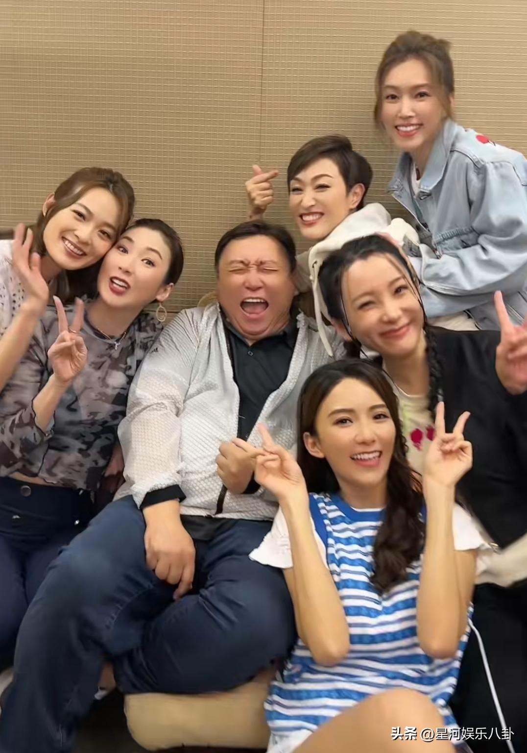 Wang Jing is happily embraced by 6 actresses, Chen Farong and Zhuang ...