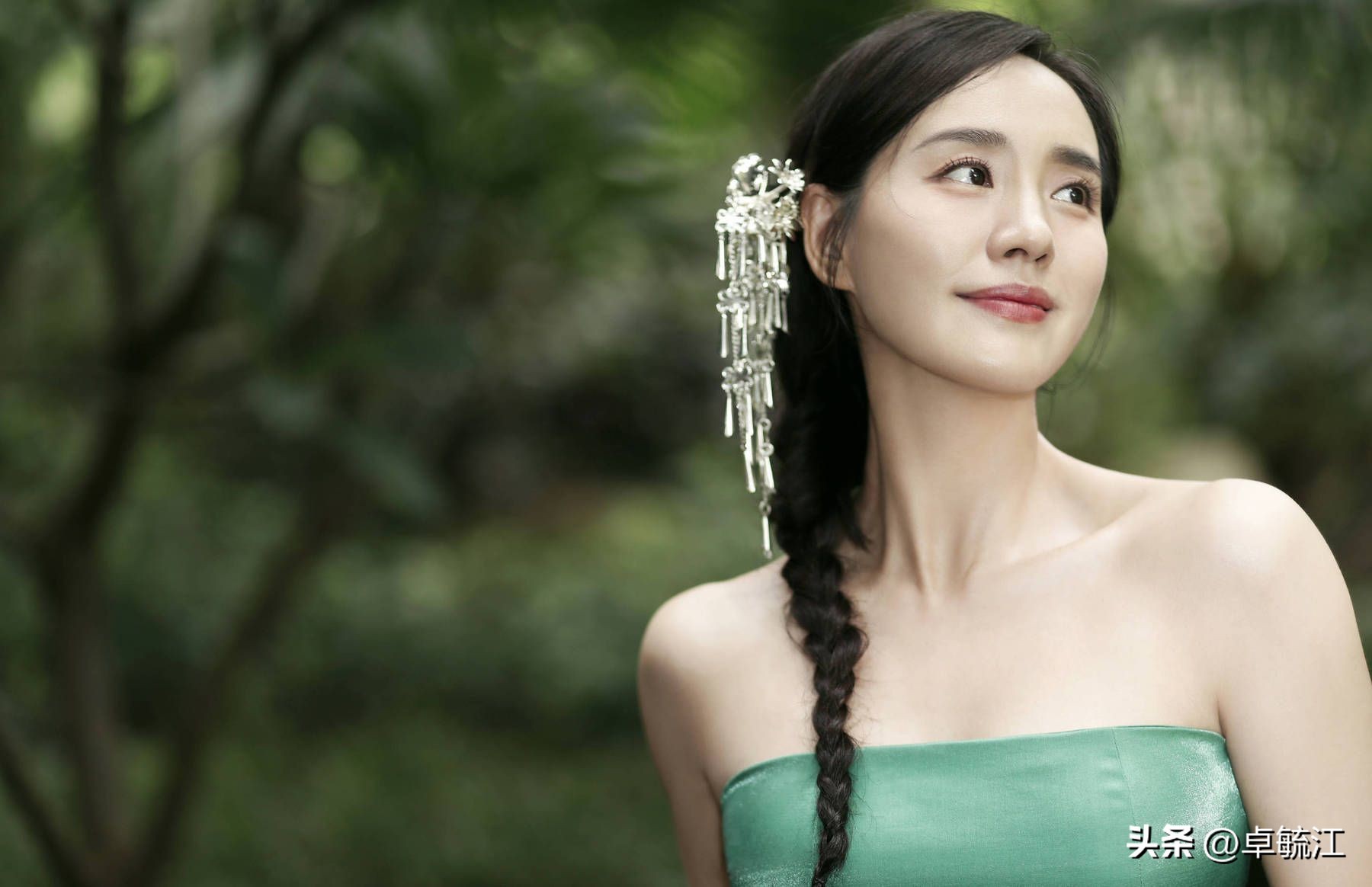 Wang Zhi is dressed in a Dai costume, showing off her fragrant shoulders, gentle eyebrows and ...