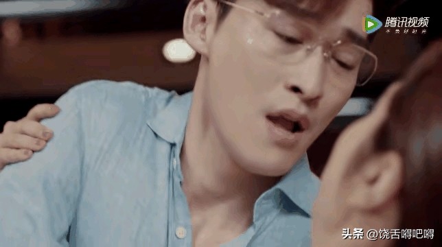 Buttoning the heroine's underwear belt + rubbing her breasts, Zhang Han took advantage of the ...