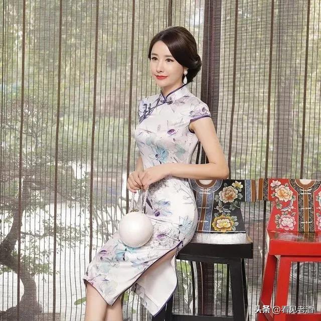 The beautiful light-colored cheongsam is full of grass! Put it on and ...