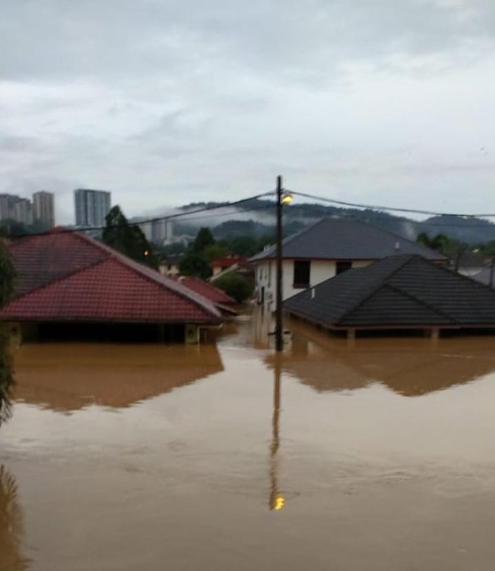 The famous singer's mansion was flooded by floods!The whole family was ...