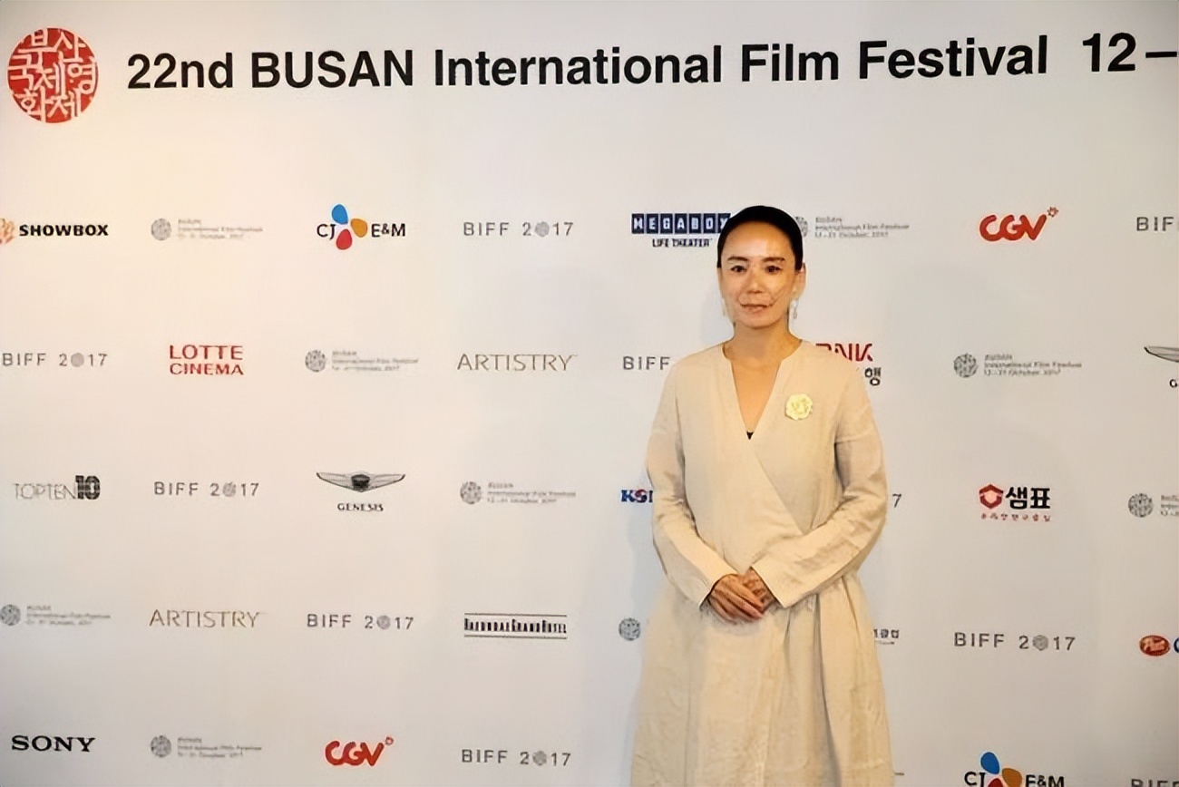 A well-known Japanese female director was exposed to a big scandal, and ...