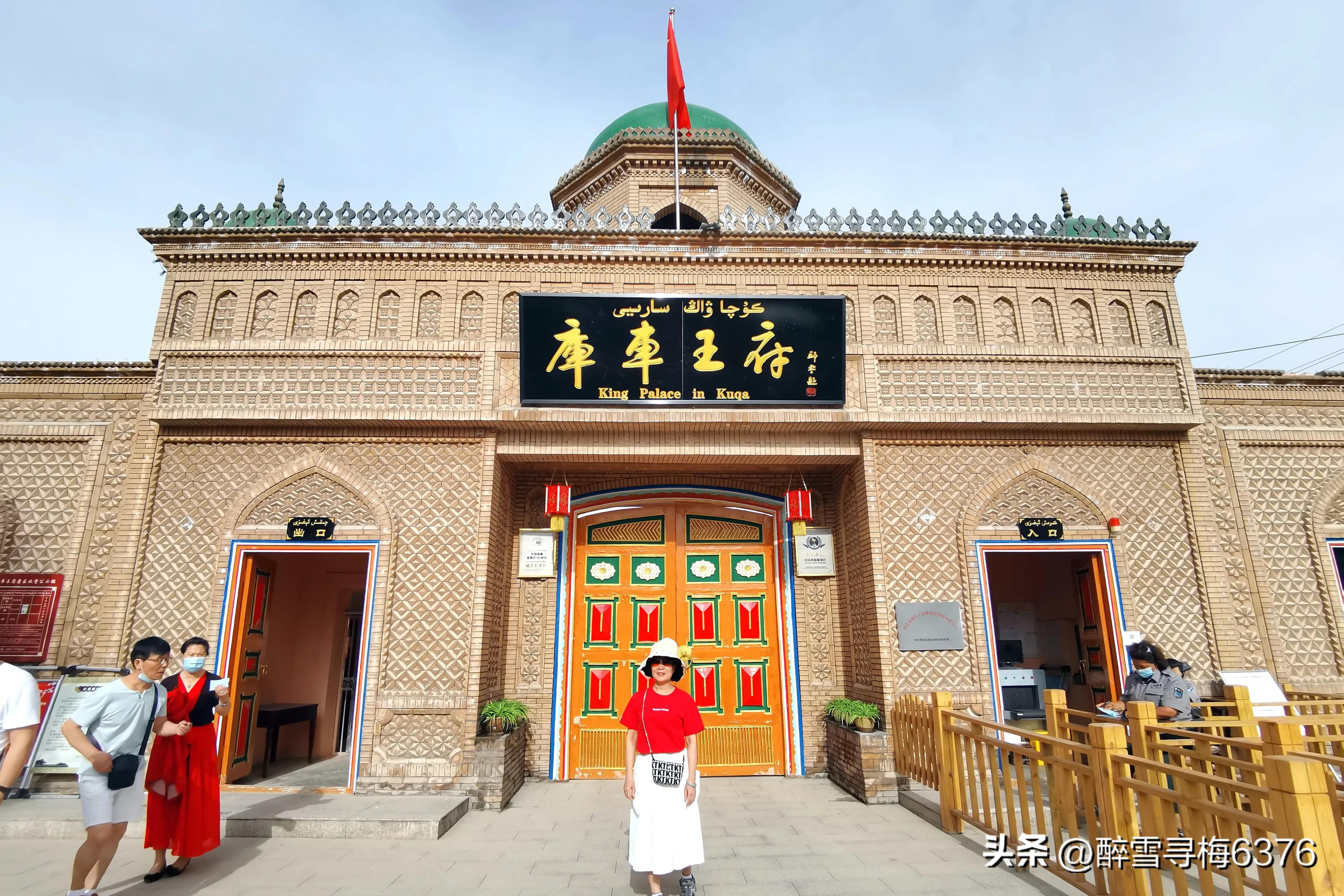 Traveling through mountains and rivers and walking alone in the ...