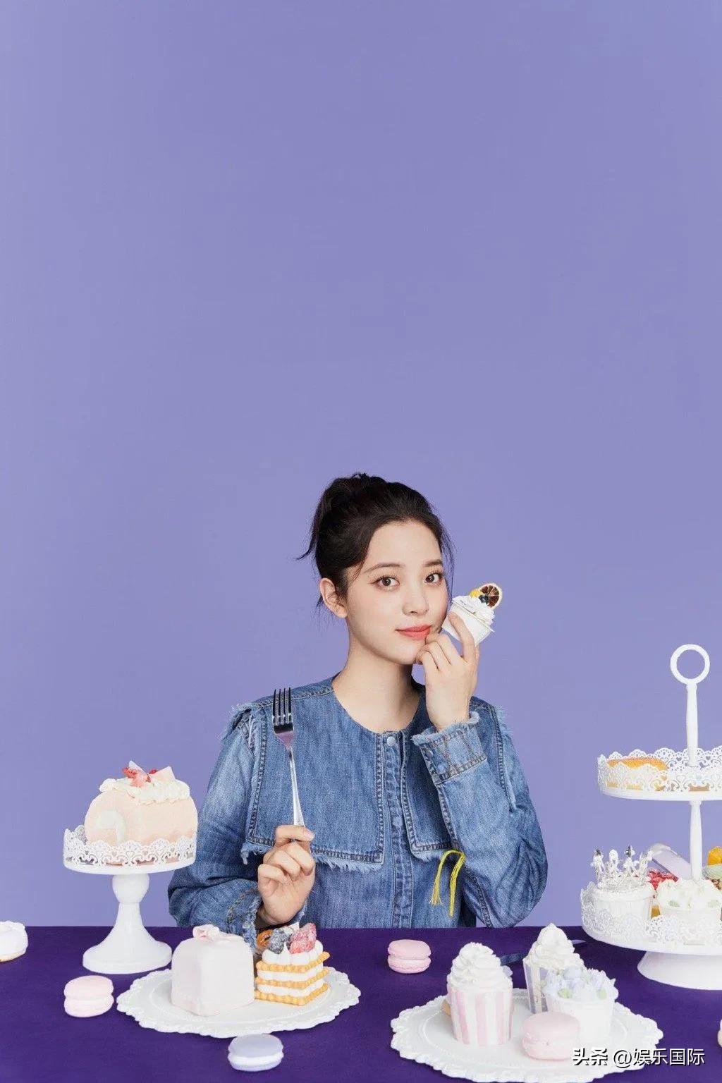 Ouyang Nana holding cake in hand - iNEWS