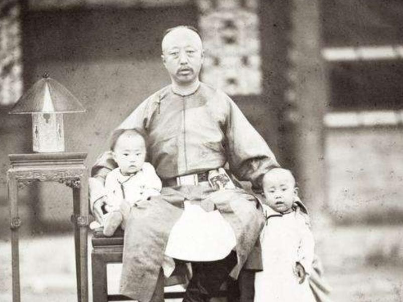 Puyi has no children all his life, but his younger brother has three ...