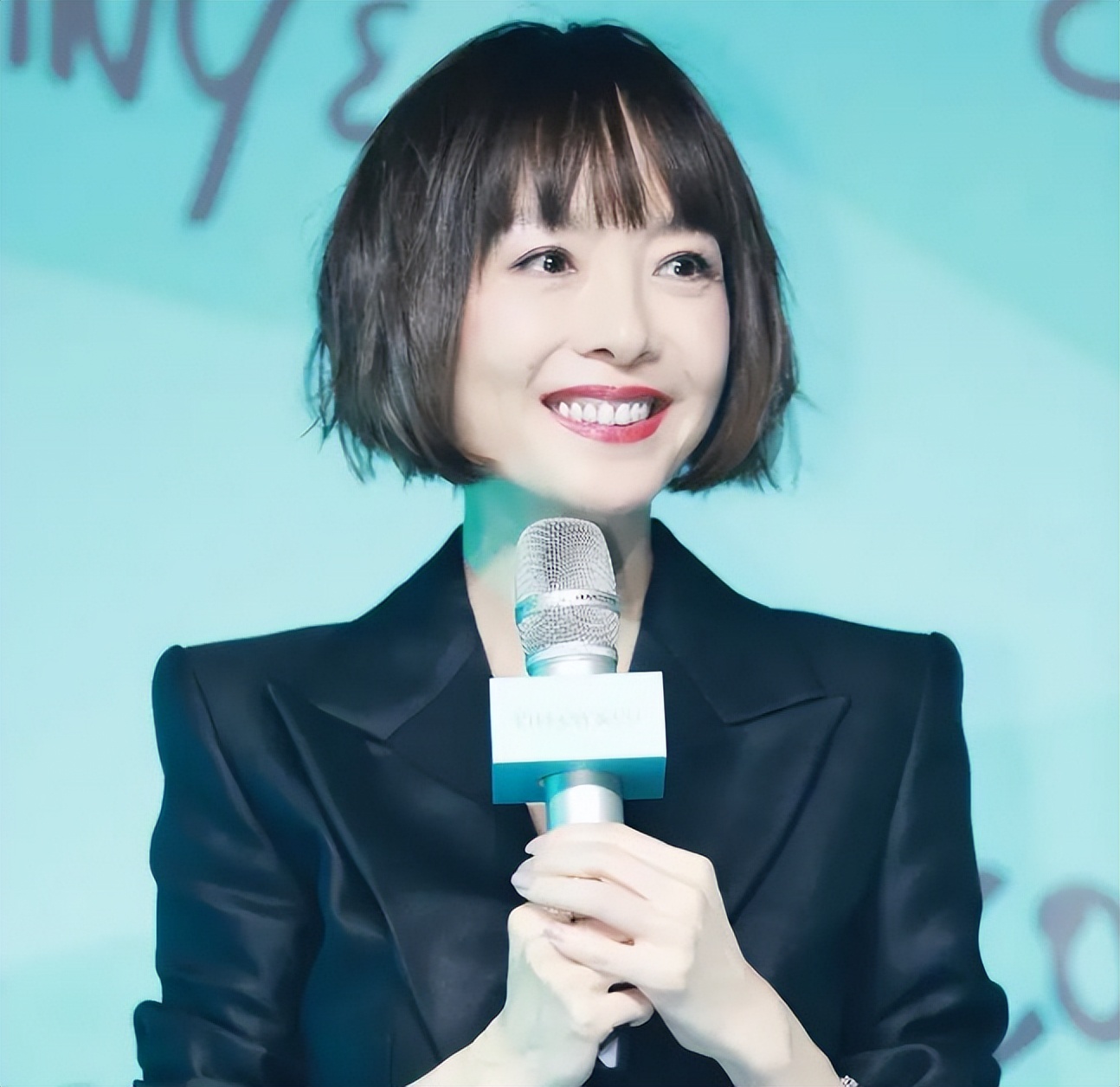 The well-known host Chen Luyu appeared in Italy, thin as ribs, breasts ...