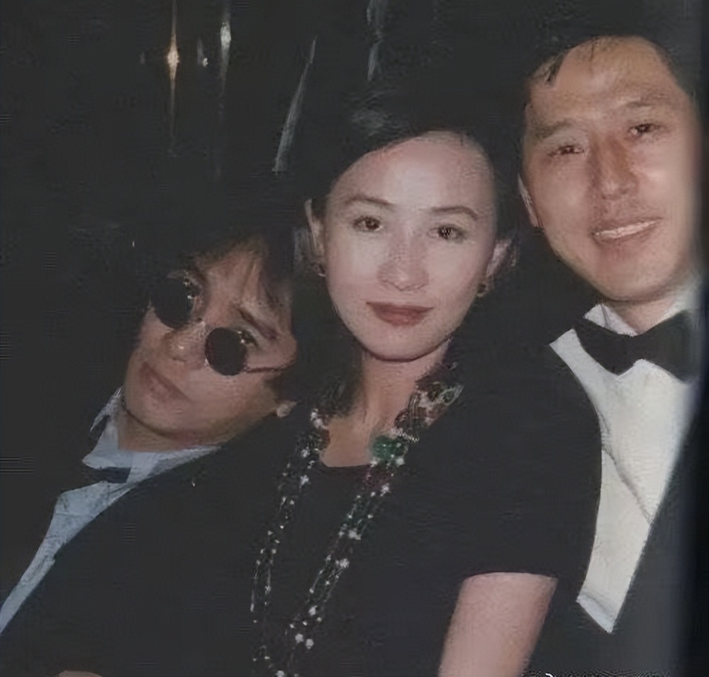 Carina Lau and Tang Hede took a group photo together, like relatives ...