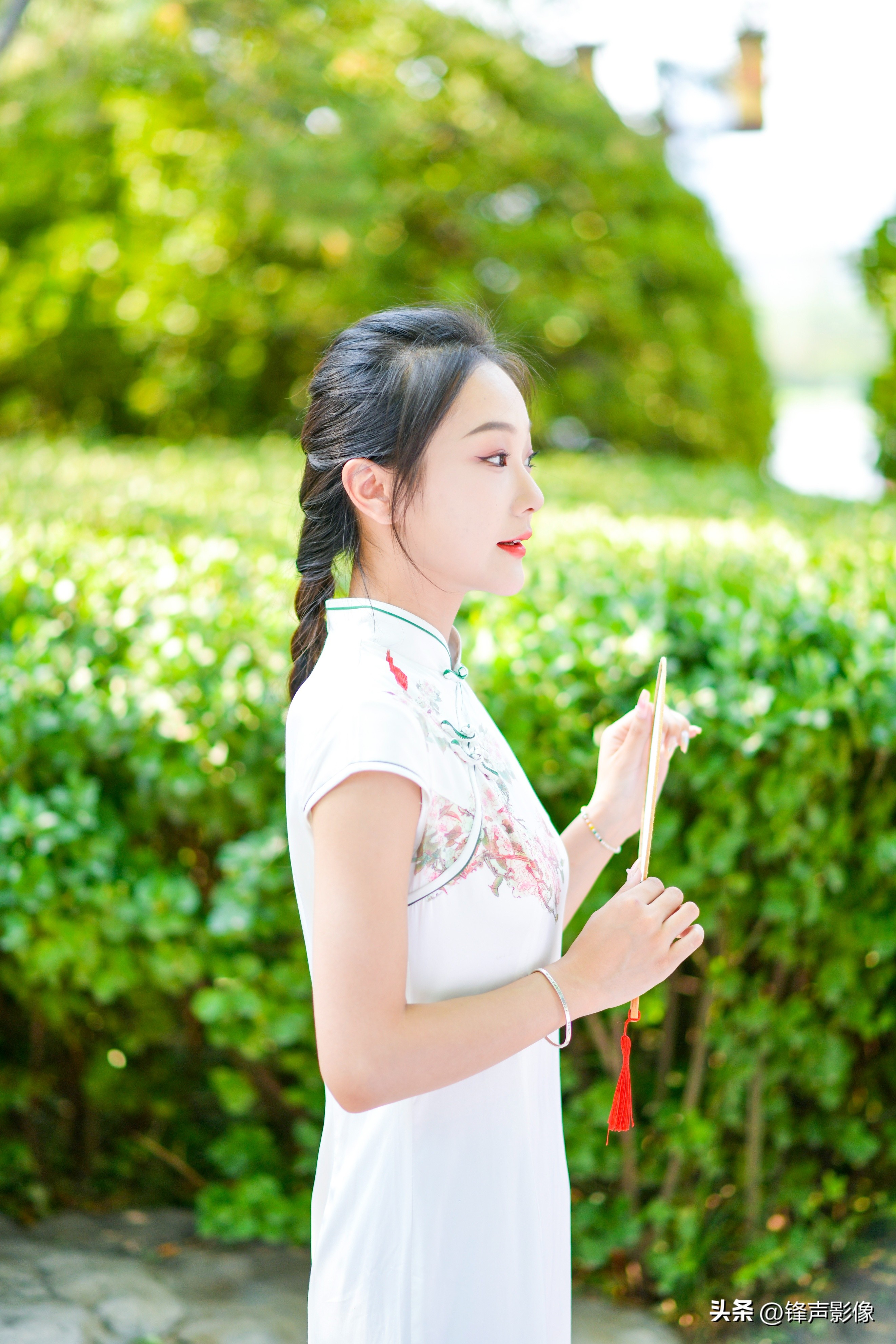 The beautiful girl in cheongsam at the door of Xia Yuhe's house - iNEWS