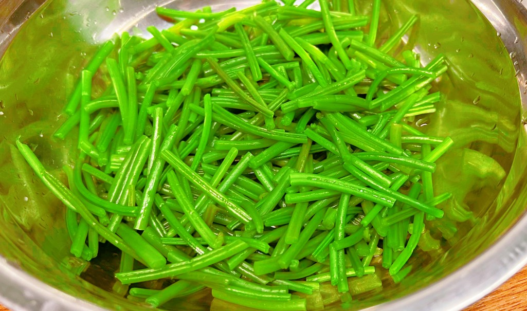 This dish is a treasure all over the body. Many people only eat the ...