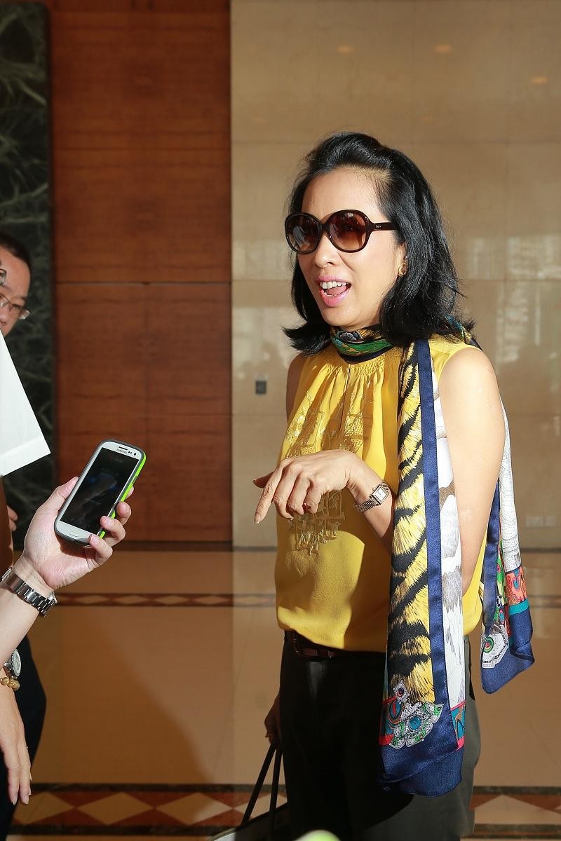 64-year-old Zhu Lingling dares to wear it! Sleeveless yellow T with ...