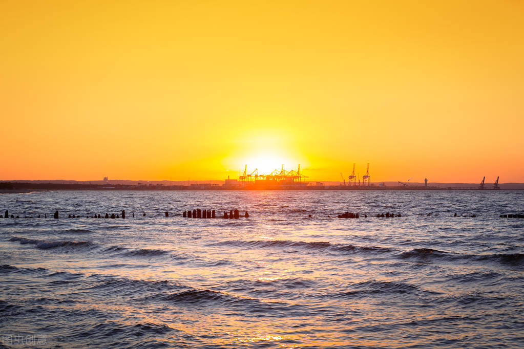 Beautiful scenery, sunrise in the east, the sun is shining brightly ...