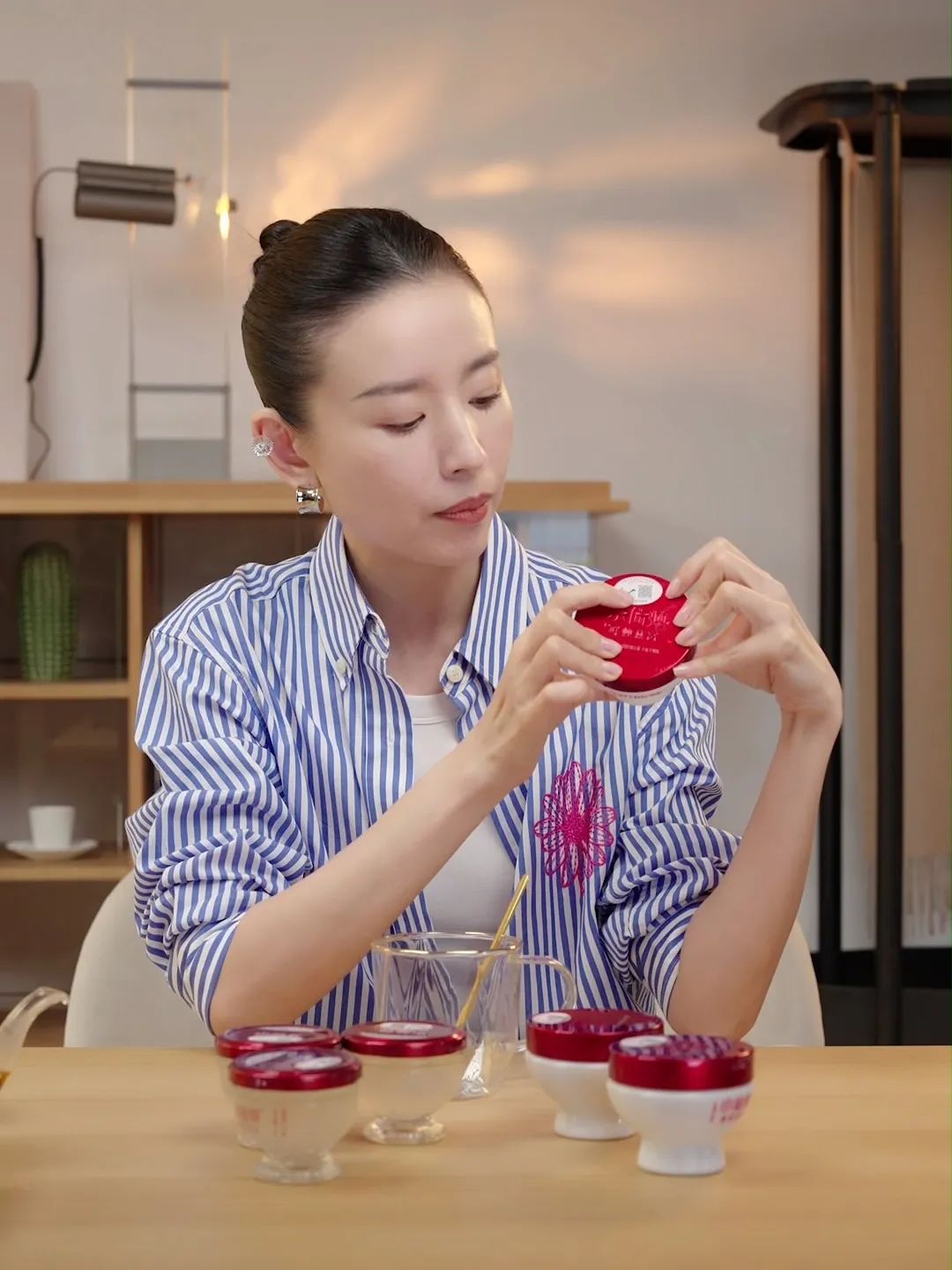 Dong Jie and Zhang Xiaohui live broadcast selling goods, what did they bring to Xiaohongshu? - iNEWS