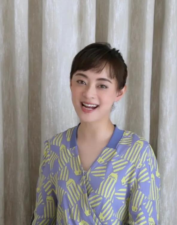 Sun Li is also rounded up, rolling up her long hair and looking gentle ...