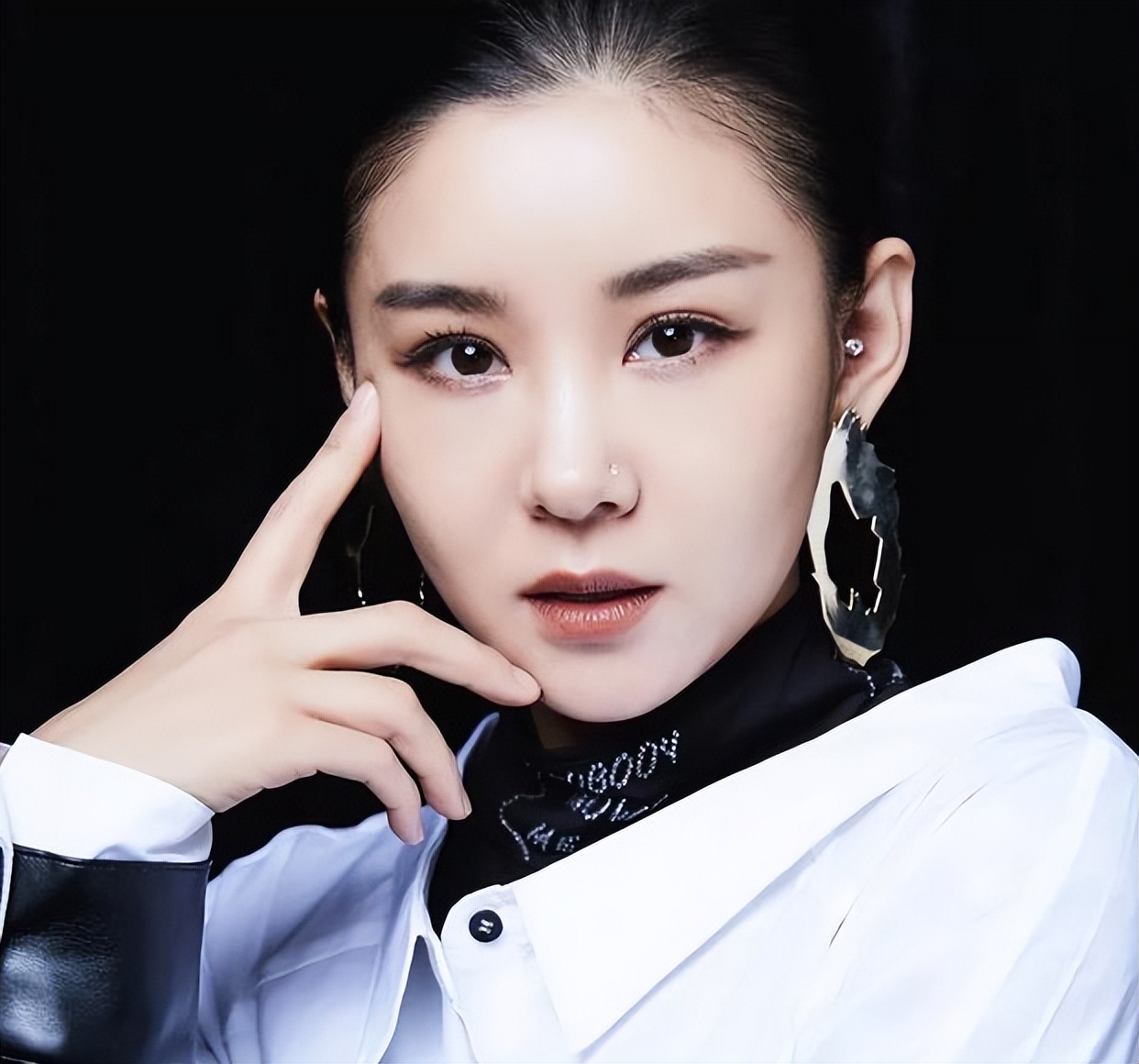 Li Xiaomeng: Although she is nearly 40 years old, she still looks like a girl, and she has not ...