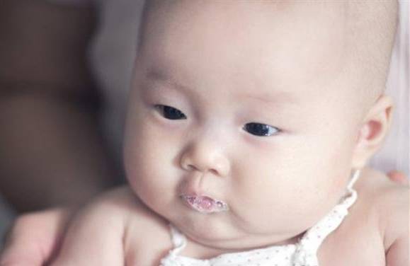 Is the baby spitting bubbles a precursor to pneumonia? Don't be nervous ...