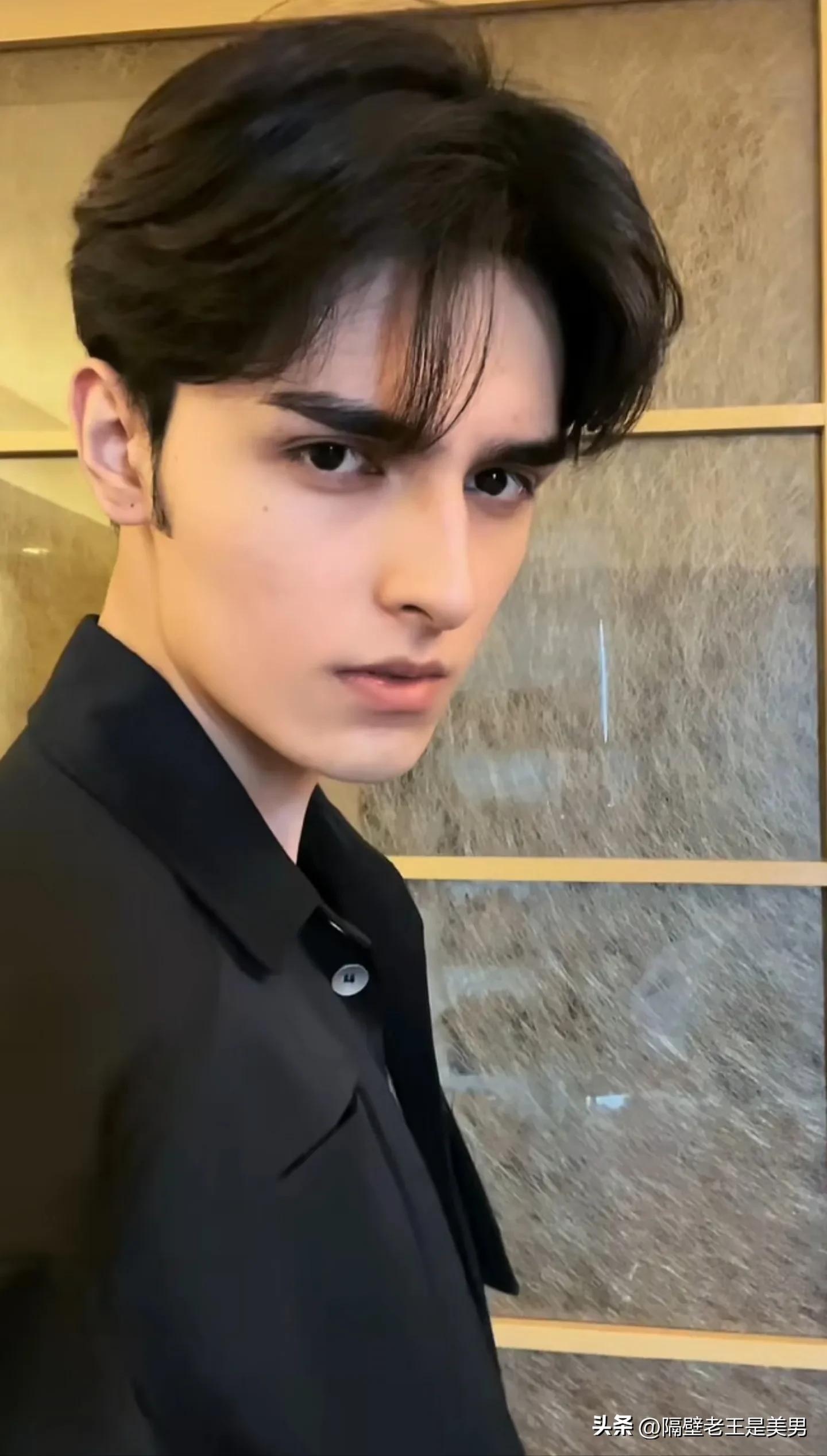 Born in 1998, Xinjiang actor Erfan, who is 190cm tall, has the face of ...