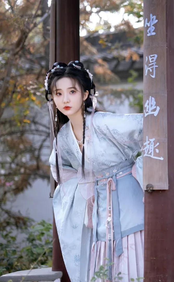 Zheng Naixin is beautiful no matter in ancient costumes or modern ...