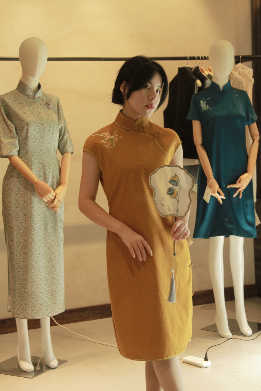 A cheongsam, a dream of youth - iNEWS