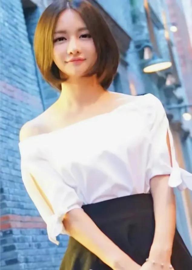 Miss Han Yiying, super beautiful e-sports goddess - iNEWS