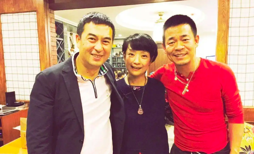 He used to be Zhang Jiayi's little follower, 53-year-old Sun Hao took ...
