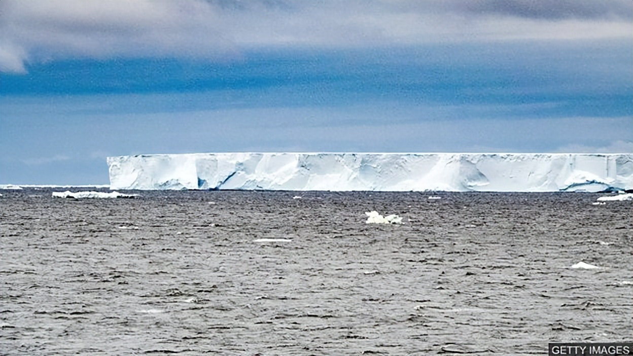 Something happened!The giant iceberg in Antarctica was torn in half ...
