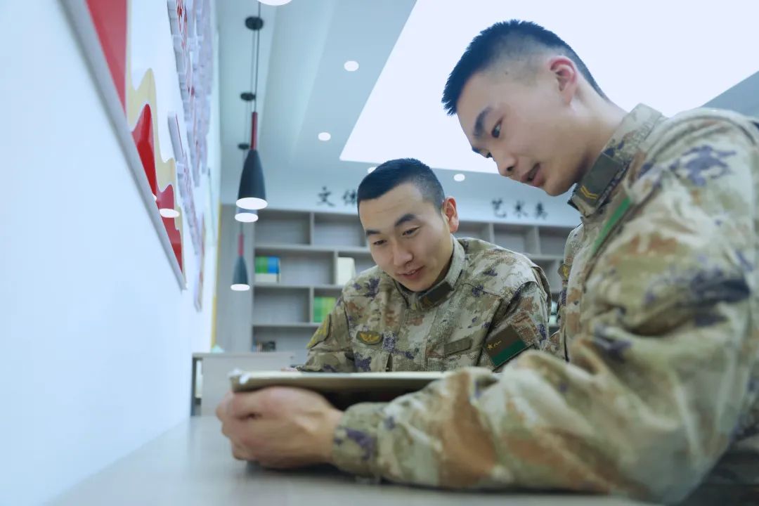 Warm spring day, feel the "joyful" reading time in the military camp ...