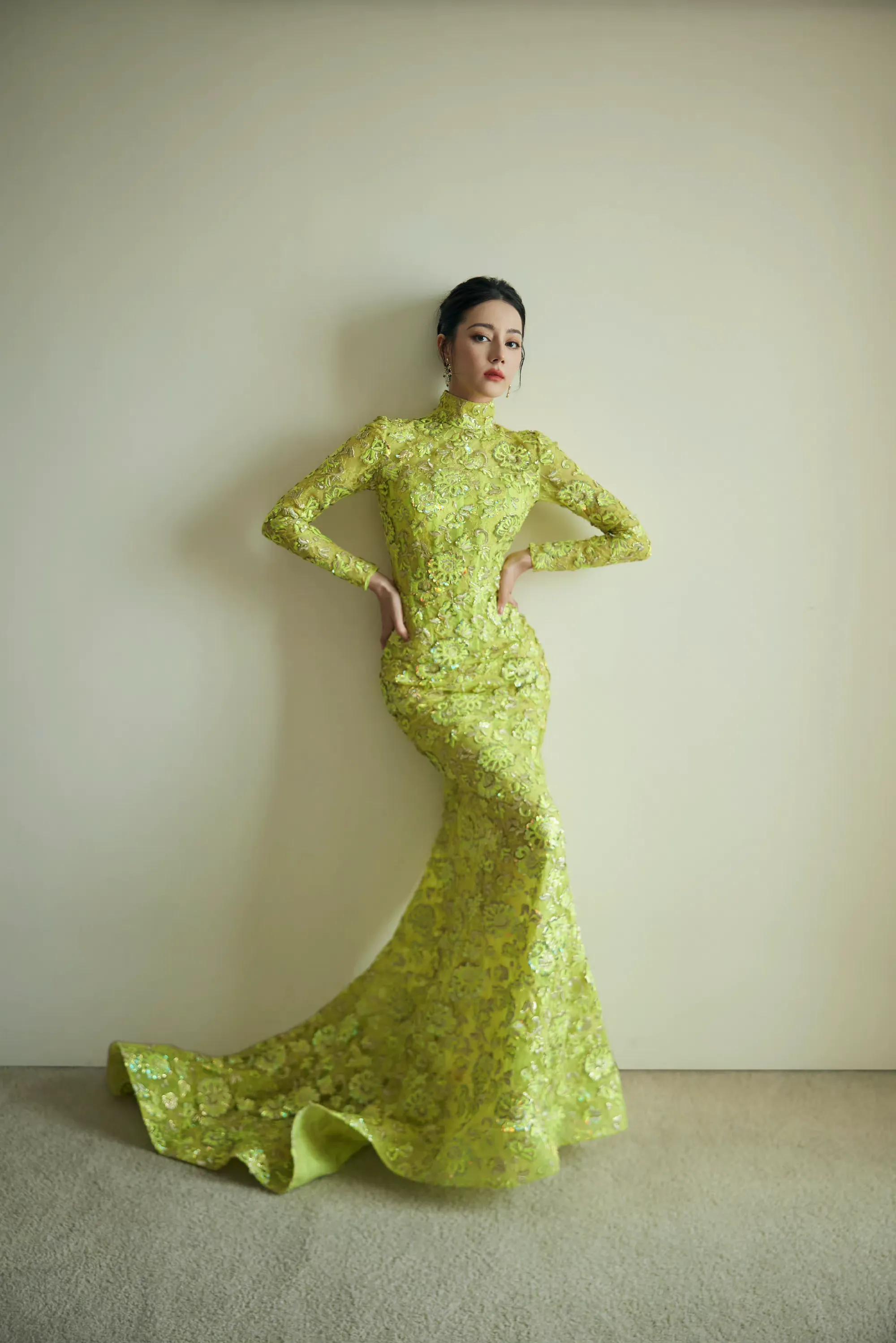Di Ali Gerba, golden open-back cheongsam, showing infinite enchanting ...