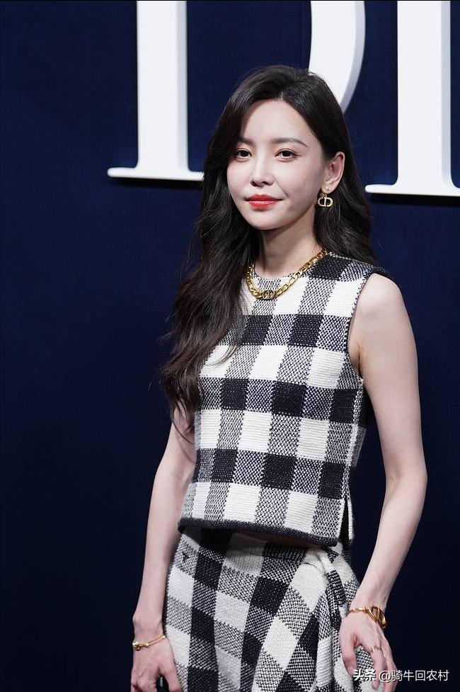 Dilraba Zhou also looks stunning on the red carpet than Mei Gina Yu ...