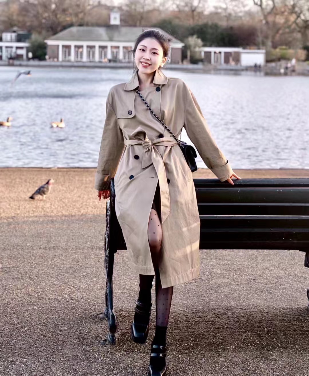 Wearing "windbreaker + dress" in autumn is super fashionable! Beautiful ...