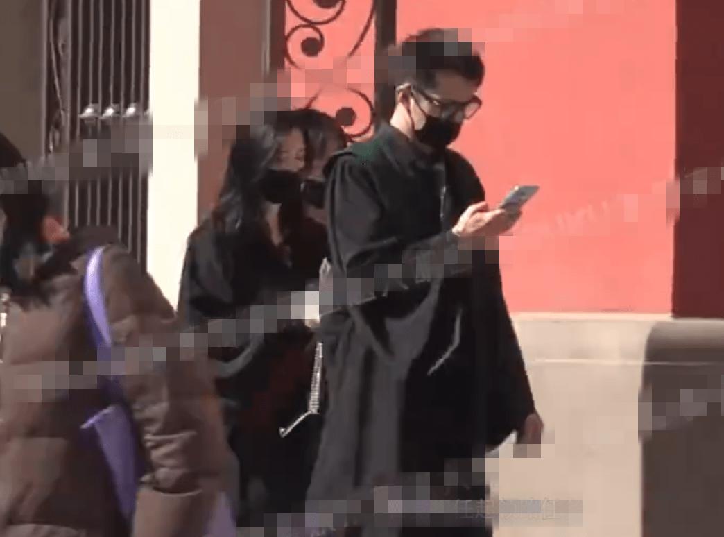 Xu Weizhou and his wife, Universal Studios, take a sweet selfie in the ...