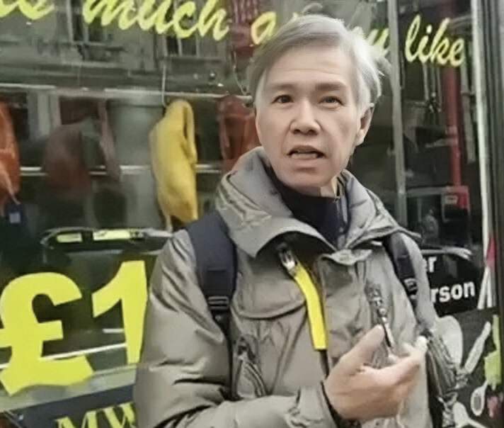 A well-known Hong Kong male star with gray hair in the mirror. He wants ...