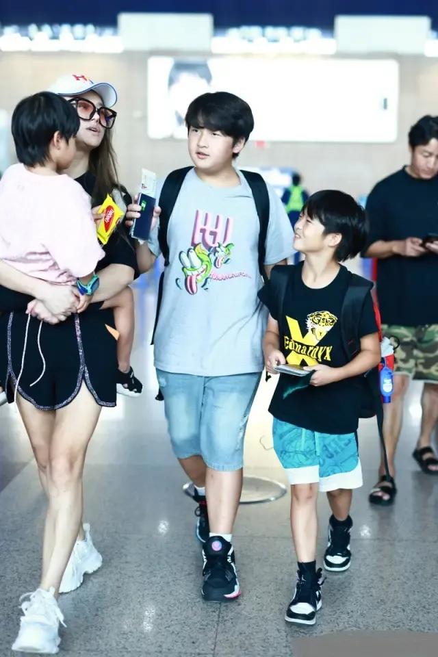 Zou Shiming's family of five showed up at the airport, and Ran Yingying ...