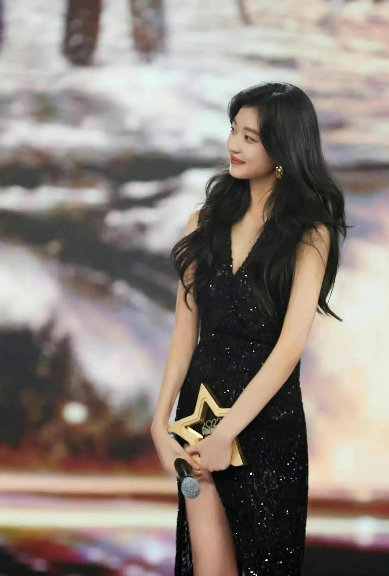 Sun Qian, the wild cat actor in "The Wind Blows Pinellia", has long ...