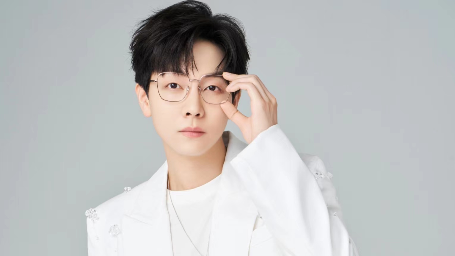 Zhou Shen, Hu Xia, and Chen Duling parachuted into Fairy Lake, the Holy ...