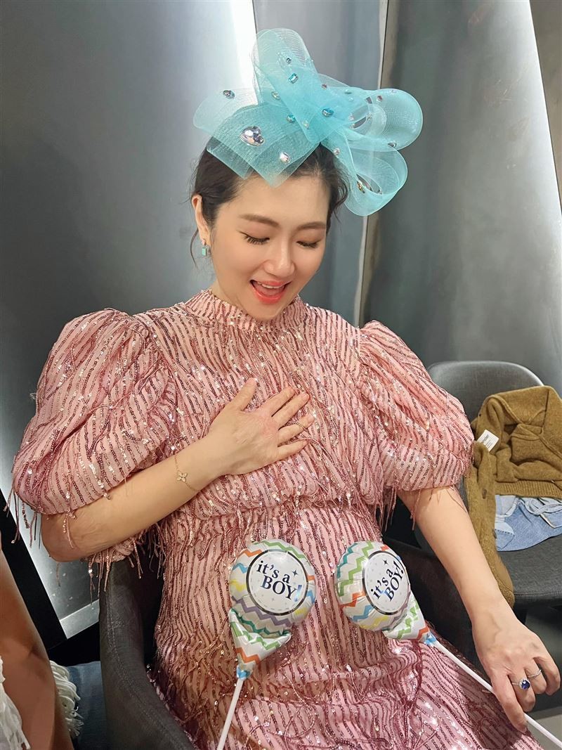 Selina retired after becoming a mother? Kiss on the line of fire ...