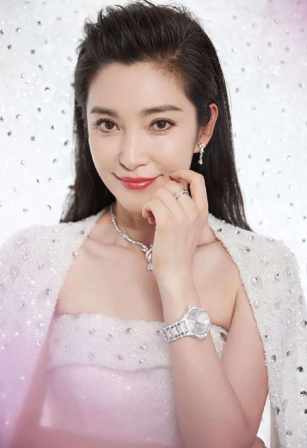 Eye-catching female star Li Bingbing - iNEWS