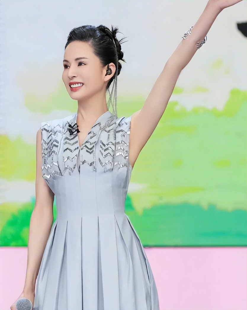Li Ruotong is the real "ageless goddess", she shows off her figure and ...